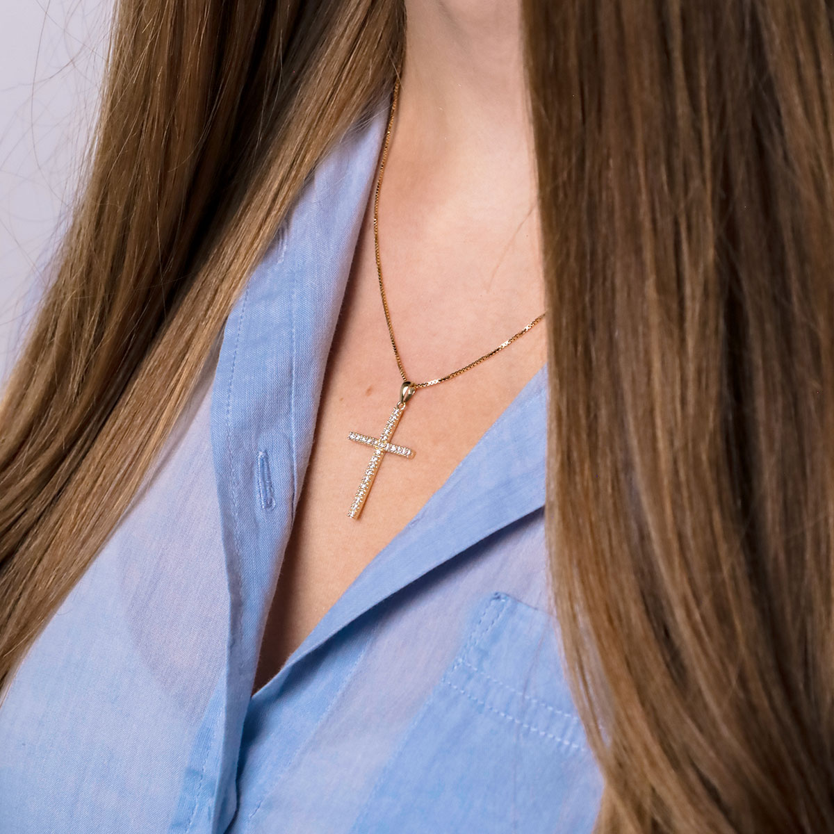 Lykka Crosses kultainen rippiristi zirkonioilla 32 x 21 mm