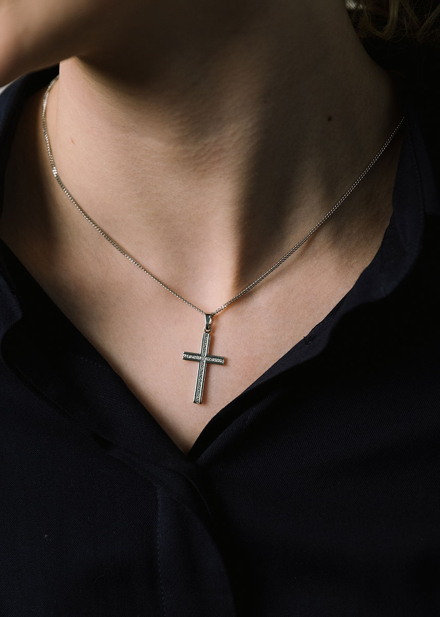 Saurum hopeinen rippiristi 5026 00 000 - Keskisen Kello Oy