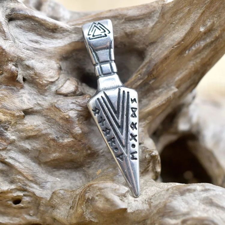 Varia Design Arrow Valknut kaulakoru - Keskisen Kello Oy